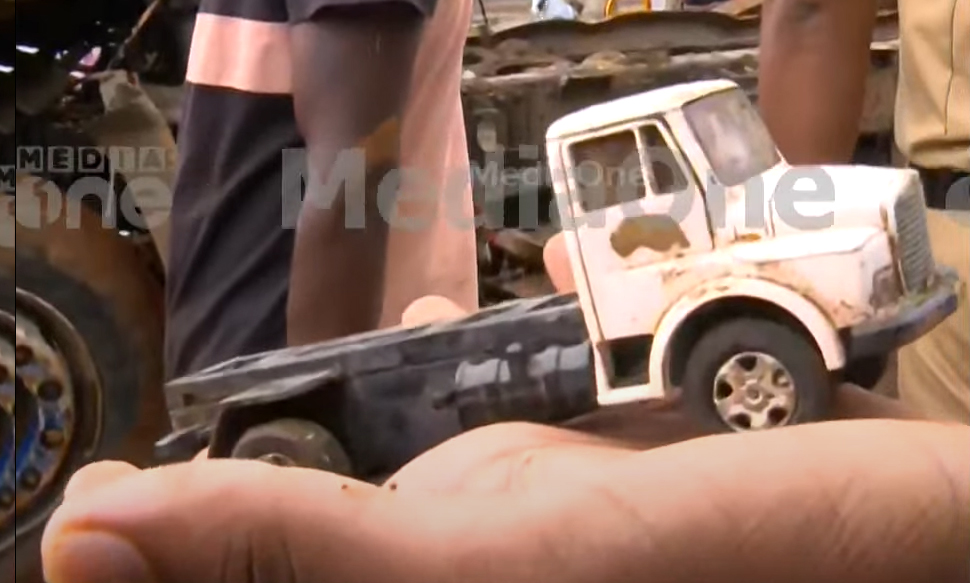 ‘മോന്റെ ലോറിയും കളിപ്പാട്ടങ്ങളും മൊബൈലും...’ അർജുന്റെ ലോറിയി ...