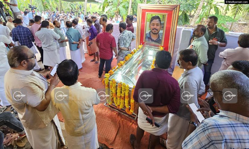 നിറകണ്ണുകളോടെ ജനസാഗരം, അർജുൻ വീട്ടിലെത്തി; ഉച്ചയോടെ സംസ്‌കാരം | ankola ...