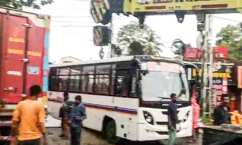 ദേശീയപാത എരമല്ലൂരിൽ വാഹനങ്ങൾ ഗ്യാ ന്‍ട്രി റെയിലിൽ കുടുങ്ങി; മണിക്കൂറുക ...