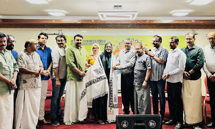 ഖ ദീ ജ നി സ, ഷ ഹ് നാ സ് അ ബ് ദു ൽ ജ ലീ ൽ എ ന്നി വ രെ ആ ദ രി ച്ചു ...