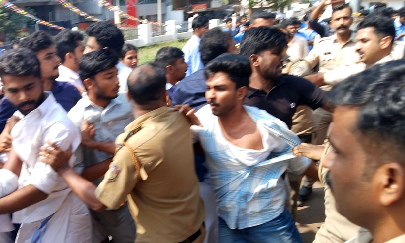 തോട്ടട ഐ.ടി.ഐ സംഘർഷം: എസ്.എഫ്.ഐ-കെ.എസ്.യു പ്രവർത്തകർക്കെതിരെ കേസ്; നാളെ ...