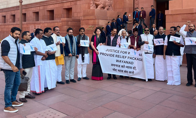വയനാടിന് സഹായം നൽകാത്തതിന് പാർലമെന്റിന് മുന്നിൽ പ്രതിഷേധിച്ച് യു.ഡി.എഫ് ...