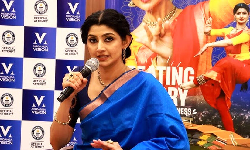 നൃത്തപരിപാടി വിവാദങ്ങള്‍ക്കിടെ നടി ദിവ്യ ഉണ്ണി അമേരിക്കയിലേക്ക് മടങ്ങി ...