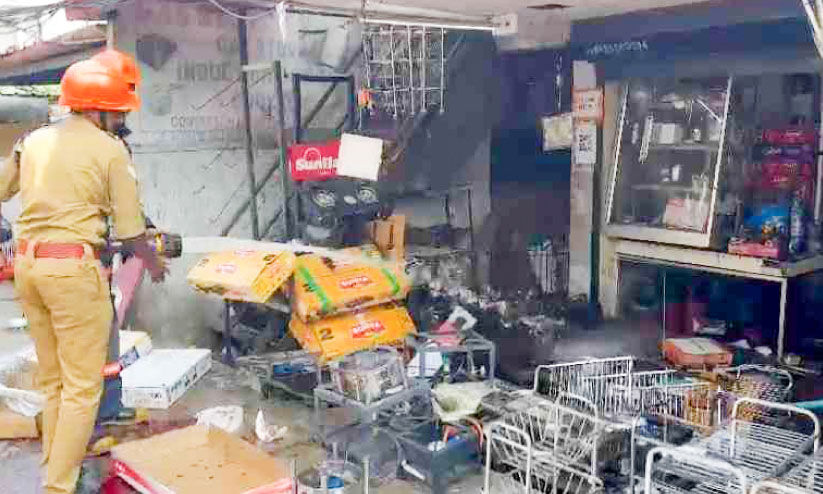 പാചകവാതക സിലിണ്ടർ പൊട്ടിത്തെറിച്ച് മൂന്നുപേർക്ക് പരിക്ക് | Three ...