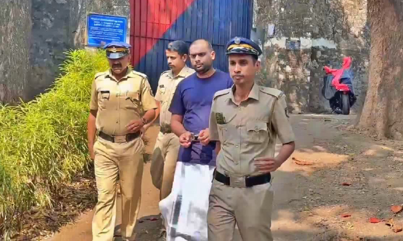 പാതിവില തട്ടിപ്പ്: കേസെടുക്കാതെ പൊലീസ്; ഇരകൾ കോടതിയിലേക്ക് | Half Price ...