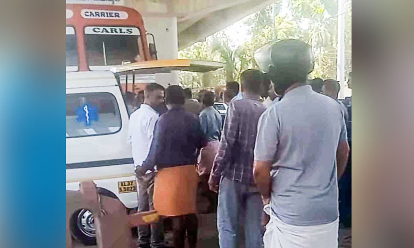 ഉ യ രപ്പാത നിർമാണത്തിൽ വലഞ്ഞ് ജനം; ദേശീയപാതയിൽ അപകടത്തിൽപ്പെട്ടയാളെ ആശുപത്രിയിലെത്തിക്കാൻ ആംബുല ...