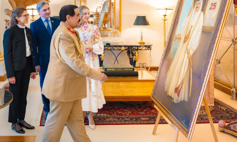 റ ഷ്യ ൻ ചി ത്ര കാ രി മ റീ ന റൊ മാ ഖി ന യെ സ്വീ ക രി ച്ച് ഹ മ ദ് രാ ജാ ...