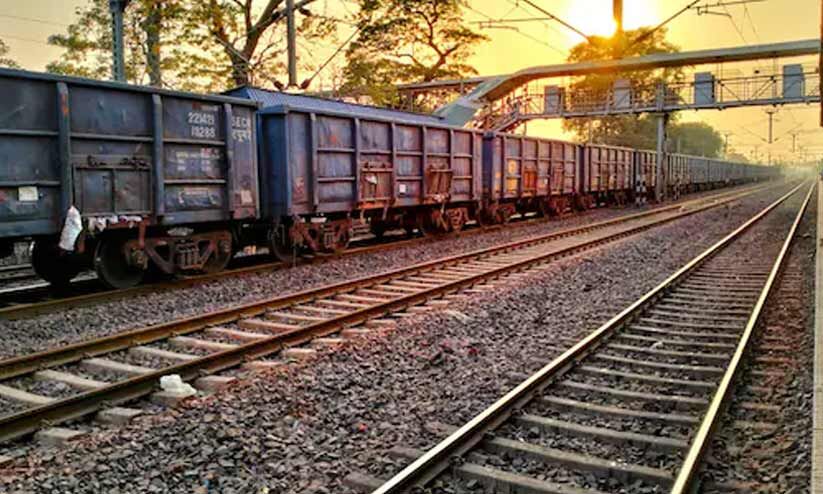 ട്രെയിന് മുകളില്‍ കയറി നിന്ന് റീല്‍ എടുക്കുന്നതിനിടെ 16കാരന്‍ ഷോക്കേറ്റ് മരിച്ചു | Teen Gets ...