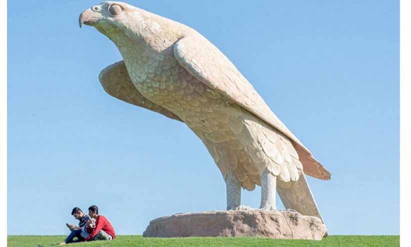 ബഹ്റൈൻ വിമാനത്താവള റോഡ് വികസനം: മുഹറഖിലെ ഫാൽക്കണും വെള്ളച്ചാട്ടവും ...