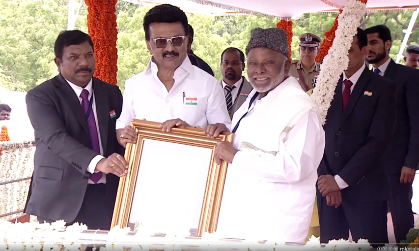 പ്ര ഫ . ഖാ ദ ർ മൊ യ്‌ തീ ന് ‘തഗൈസൽ തമിഴർ’ ബഹുമതി സമ്മാനിച്ചു; ന്യൂനപക്ഷ ...