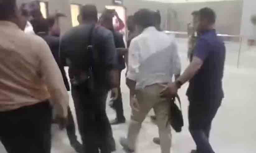 കൺമുന്നിൽ ആളുകൾ പിടഞ്ഞുവീണിട്ടും പ്രതികരിക്കാതെ വിജയ് തിരക്കിട്ട് തിരുച്ചിറപ്പള്ളി ...