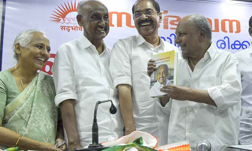 ‘സാറയെവിടെ, ഫോട്ടോ എങ്ങനെയുണ്ട് ’; ചിരിപടർത്തി എ.കെ ആന്‍റണി | K.C ...