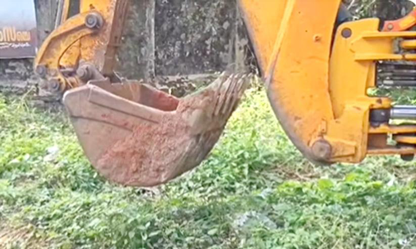 ലോറിയുമായി കൂട്ടിയിടിച്ച മണ്ണുമാന്തിയന്ത്രം തട്ടി ബസ് കാത്തുനി ...