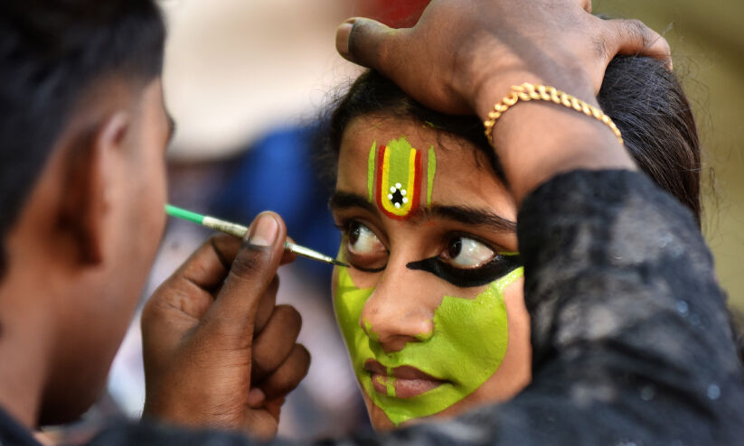 സൂ ര്യ കാ ന്തി വി ട ർ ന്നു; ഇ നി തേ ക്കി ൻ കാ ട്ടി ൽ ക ല യു ടെ പൂവി രി ...
