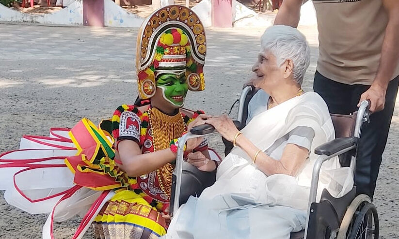 16 വർഷം മുമ്പ് പക്ഷാഘാതം തളർത്തിയിട്ടും കലയുടെ ലോകം കാണാൻ സാവിത്രി ...