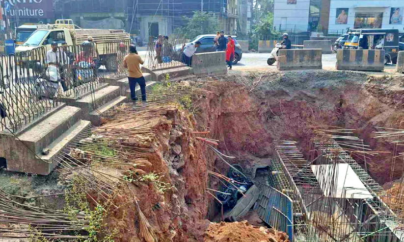 ദേശീയ പാതക്കെടുത്ത കുഴിയിൽ വീണ് ബൈക്ക് യാത്രികന് ഗുരുതര പരിക്ക് | Biker ...