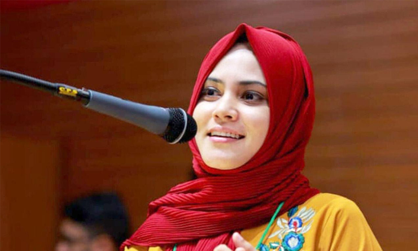 സെൽഫിയെടുക്കാൻ വന്നവരെ തട്ടിമാറ്റിയ മുഖ്യമന്ത്രിയെ പ്രതിപക്ഷത്തിരുത്തി ...