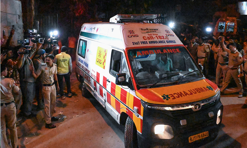 ഡൽഹി കെട്ടിട അപകടം: മരണം രണ്ടായി, രക്ഷാ പ്രവർത്തനം വൈകുന്നതിൽ പ്രതിഷേധം ...